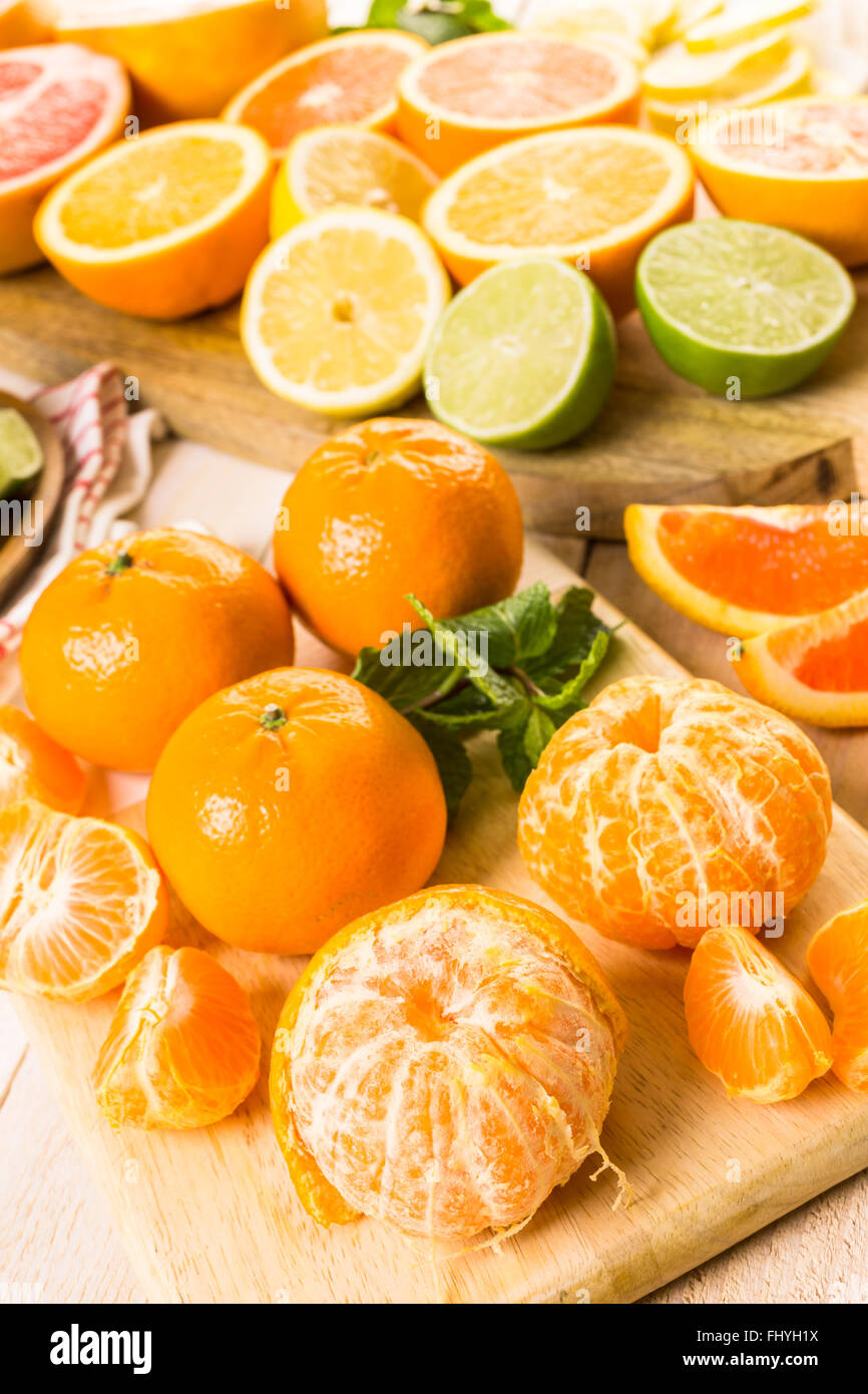 Variety of citrus fruit including lemons, lines, grapefruits and oranges Stock Photo - Alamy