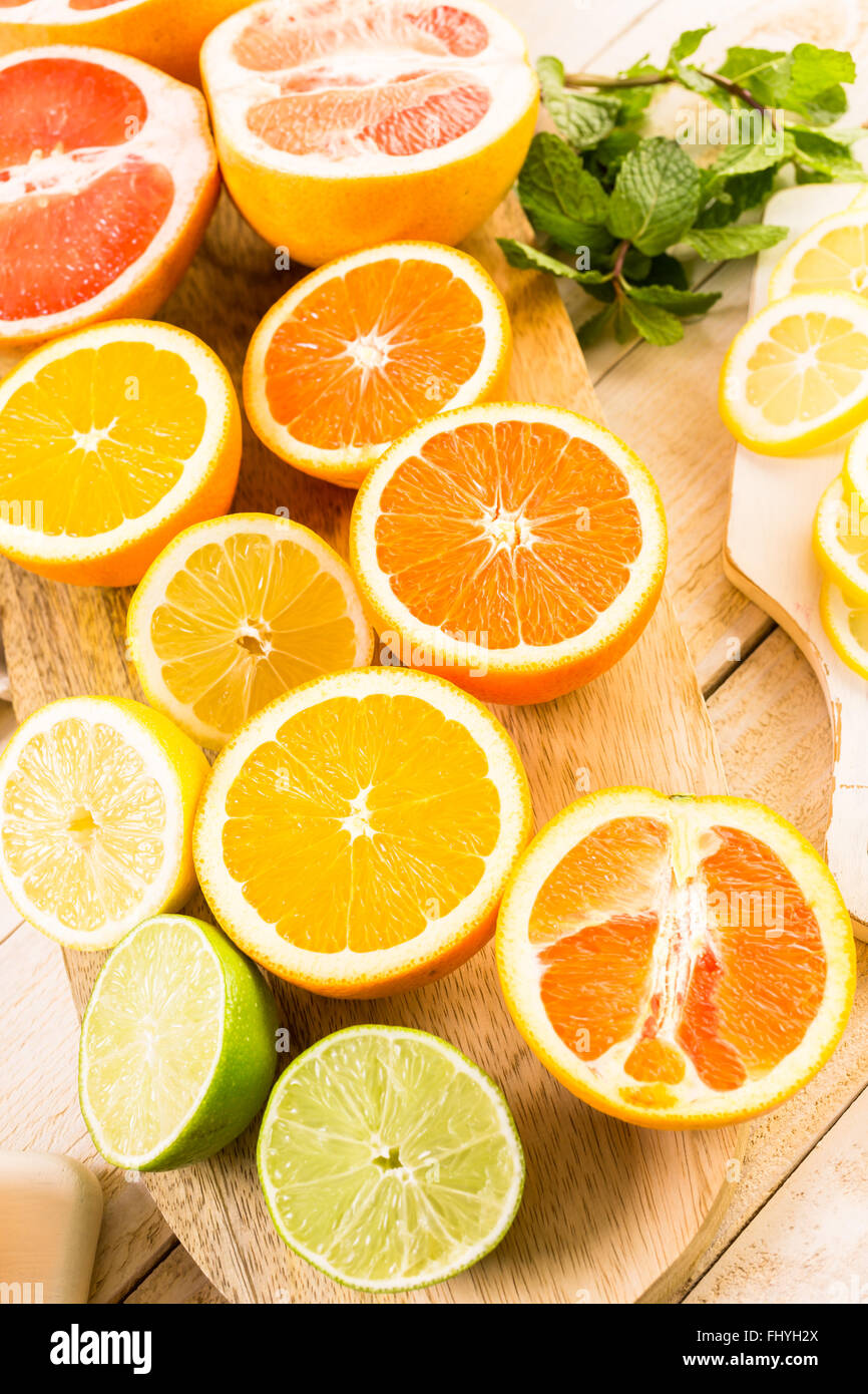 Variety of citrus fruit including lemons, lines, grapefruits and oranges Stock Photo - Alamy