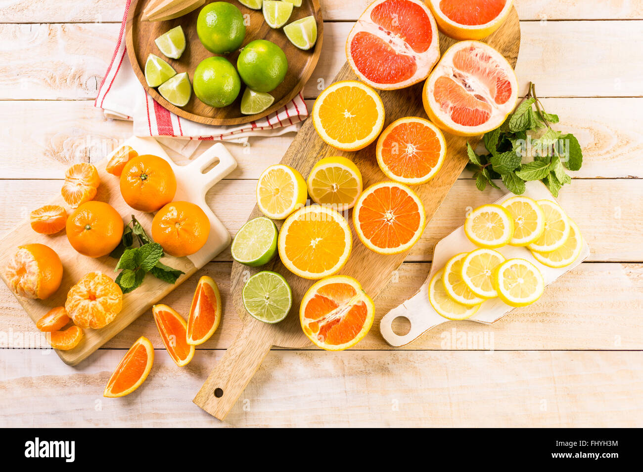 Variety of citrus fruit including lemons, lines, grapefruits and oranges Stock Photo - Alamy