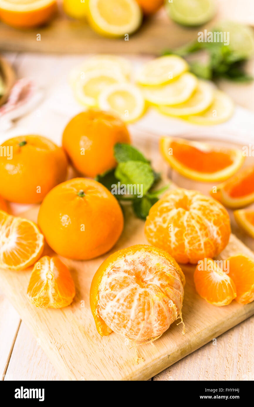 Variety of citrus fruit including lemons, lines, grapefruits and oranges Stock Photo - Alamy