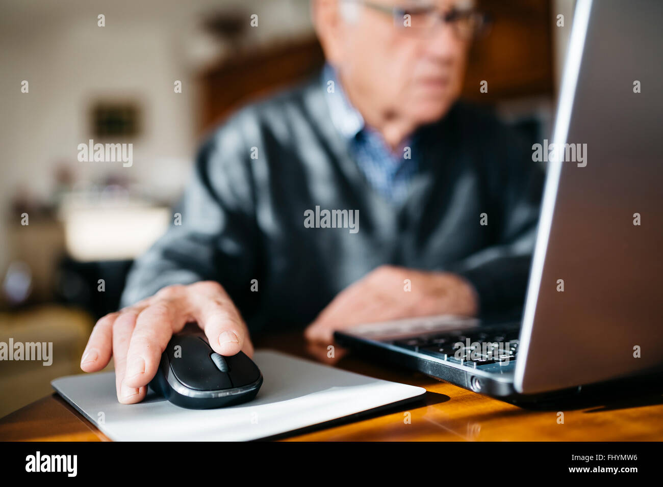 Hand of senior man using mouse, close-up Stock Photo - Alamy