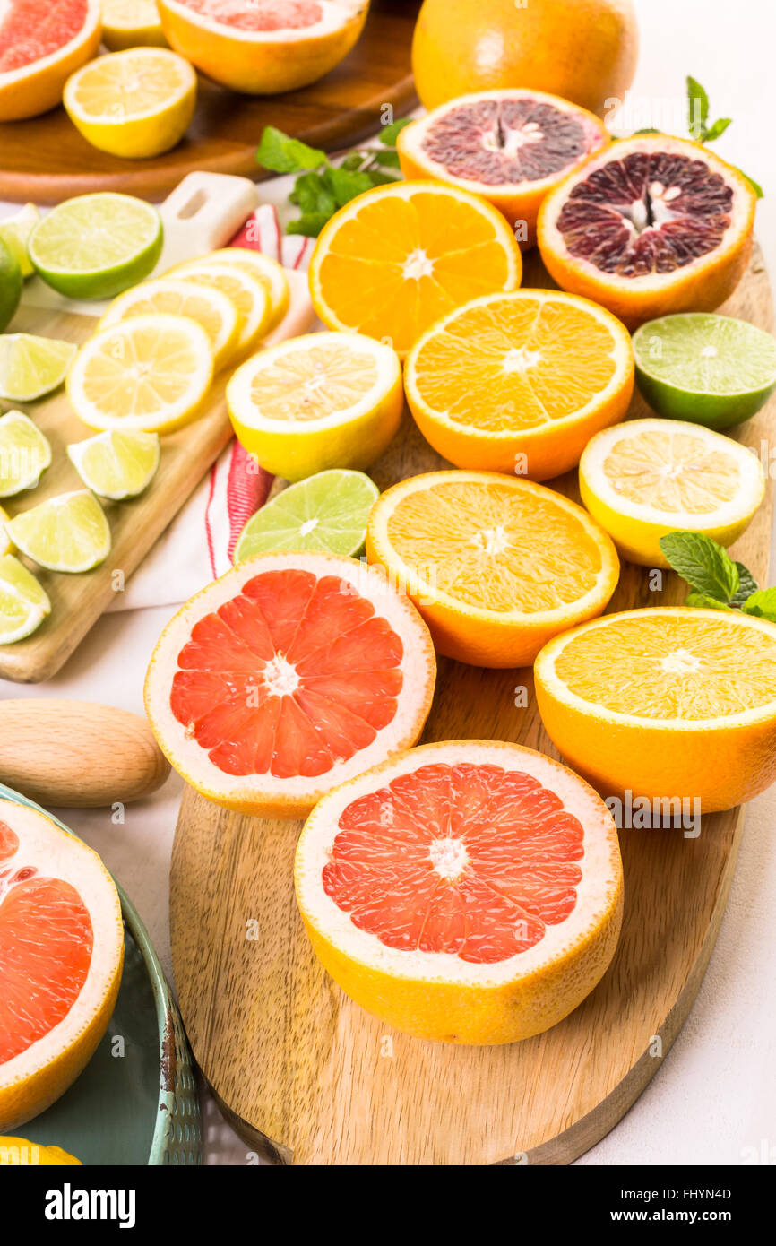 Variety of citrus fruit including lemons, lines, grapefruits and oranges Stock Photo - Alamy