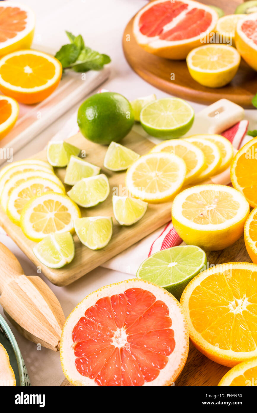 Variety of citrus fruit including lemons, lines, grapefruits and oranges Stock Photo - Alamy
