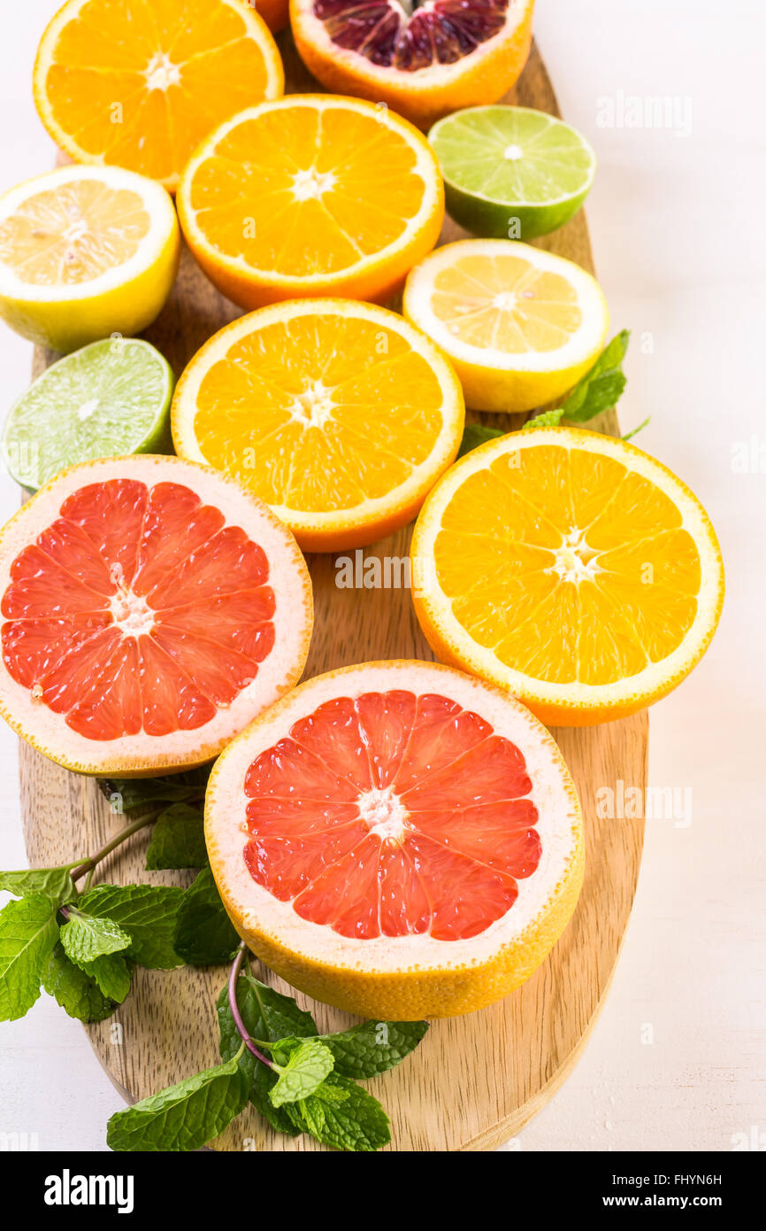 Variety of citrus fruit including lemons, lines, grapefruits and oranges Stock Photo - Alamy