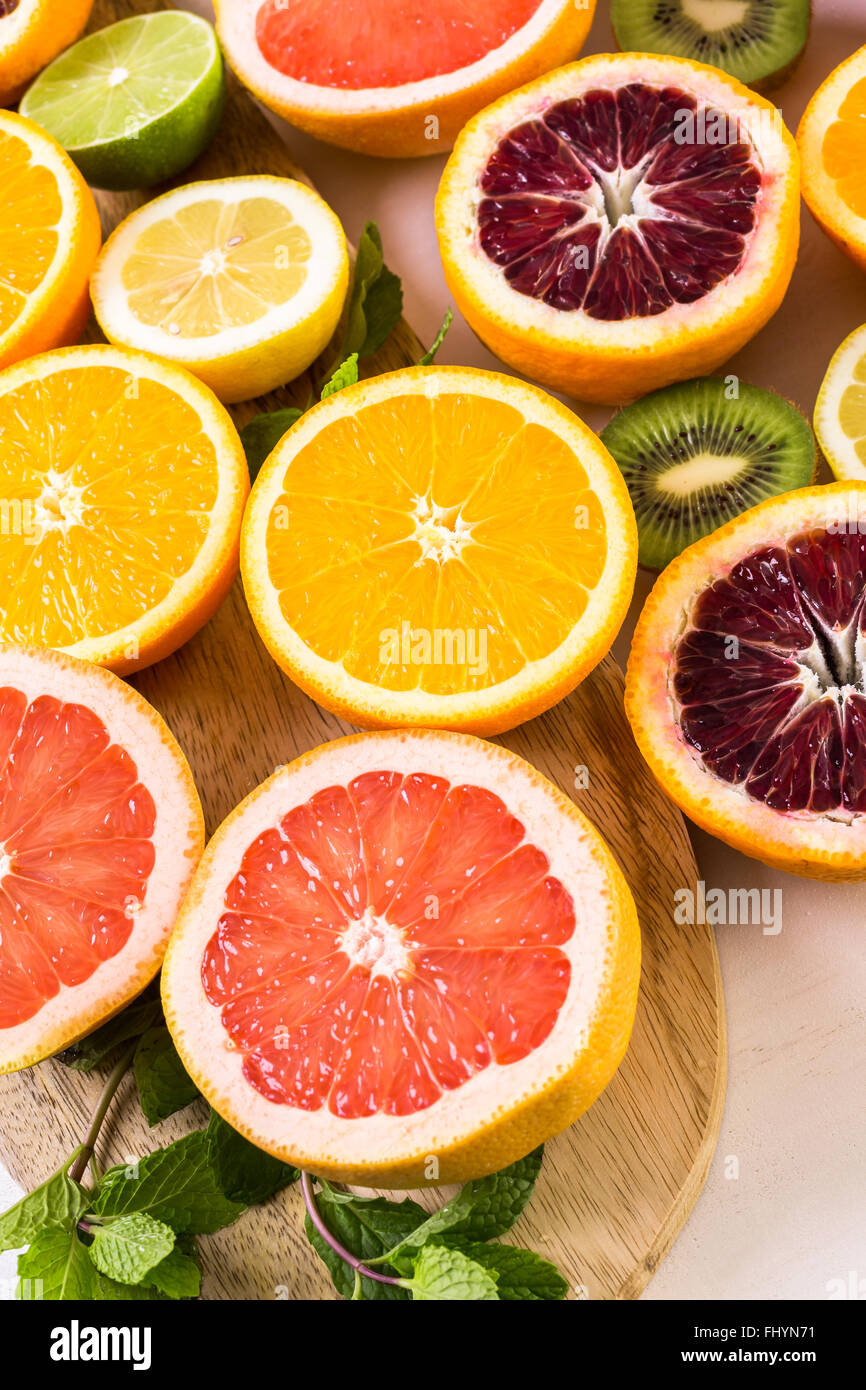 Variety of citrus fruit including lemons, lines, grapefruits and oranges Stock Photo - Alamy