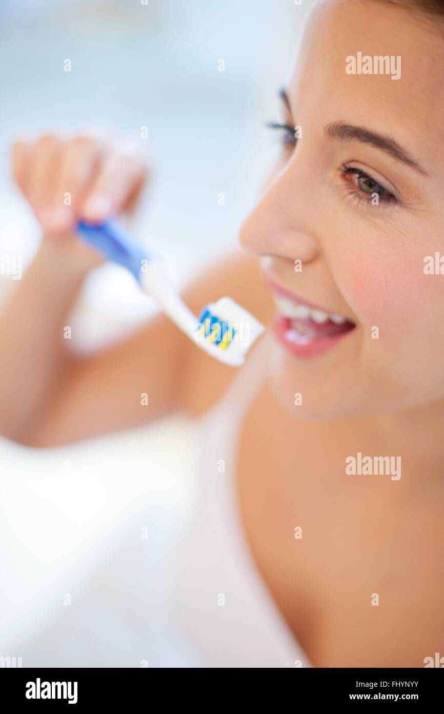 Woman brushing teeth toothpaste hi-res stock photography and images - Alamy