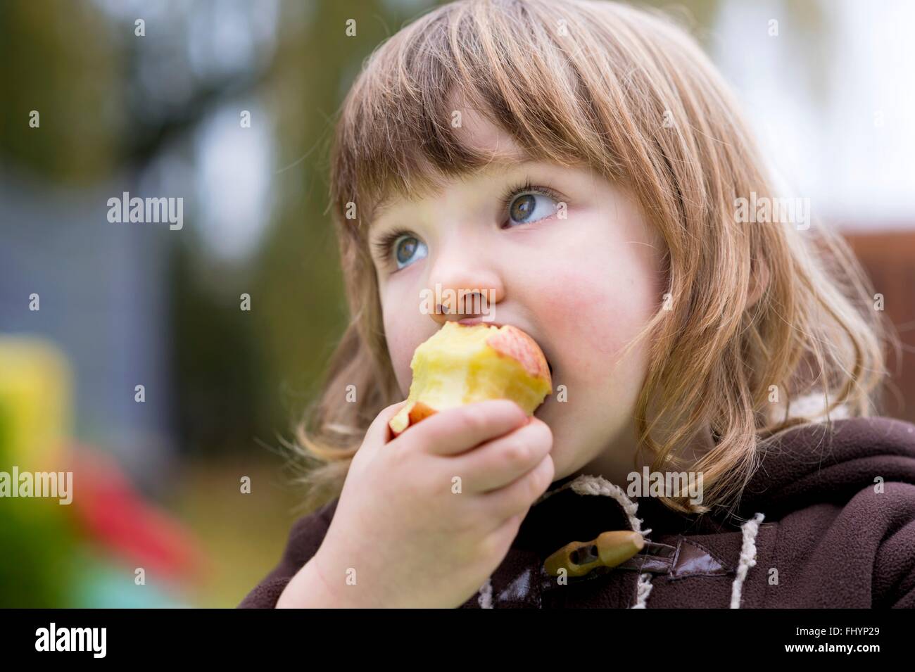 Girl child eating apple hi-res stock photography and images - Alamy