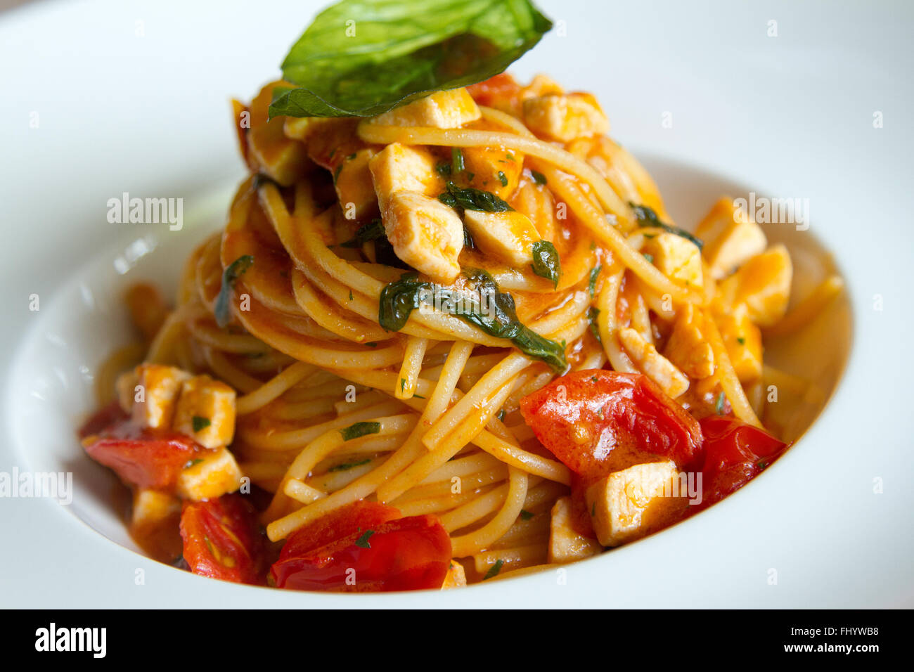 Spaghetti mozzarella in tomato sauce with basil Stock Photo - Alamy