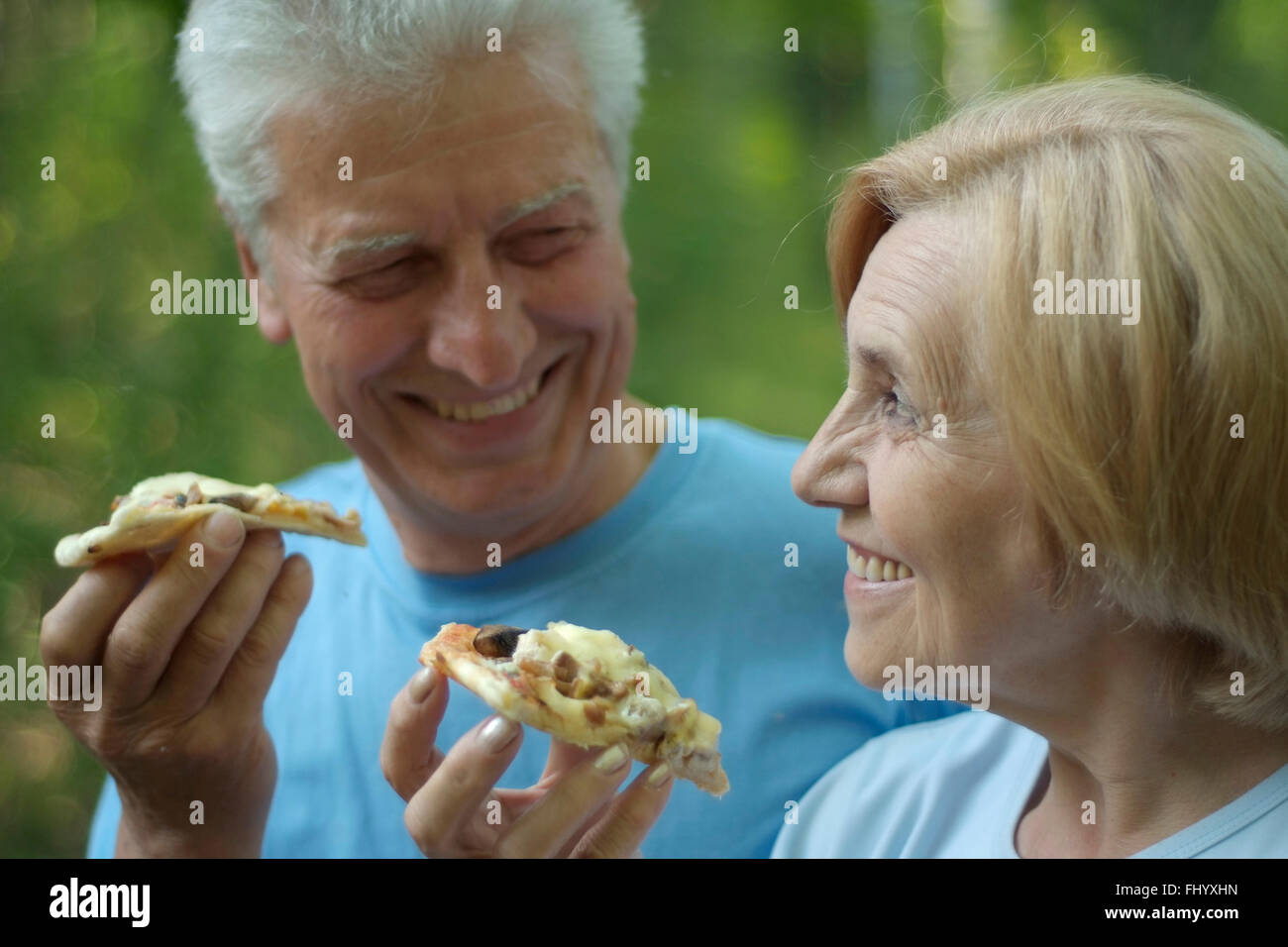 people eating pizza Stock Photo - Alamy