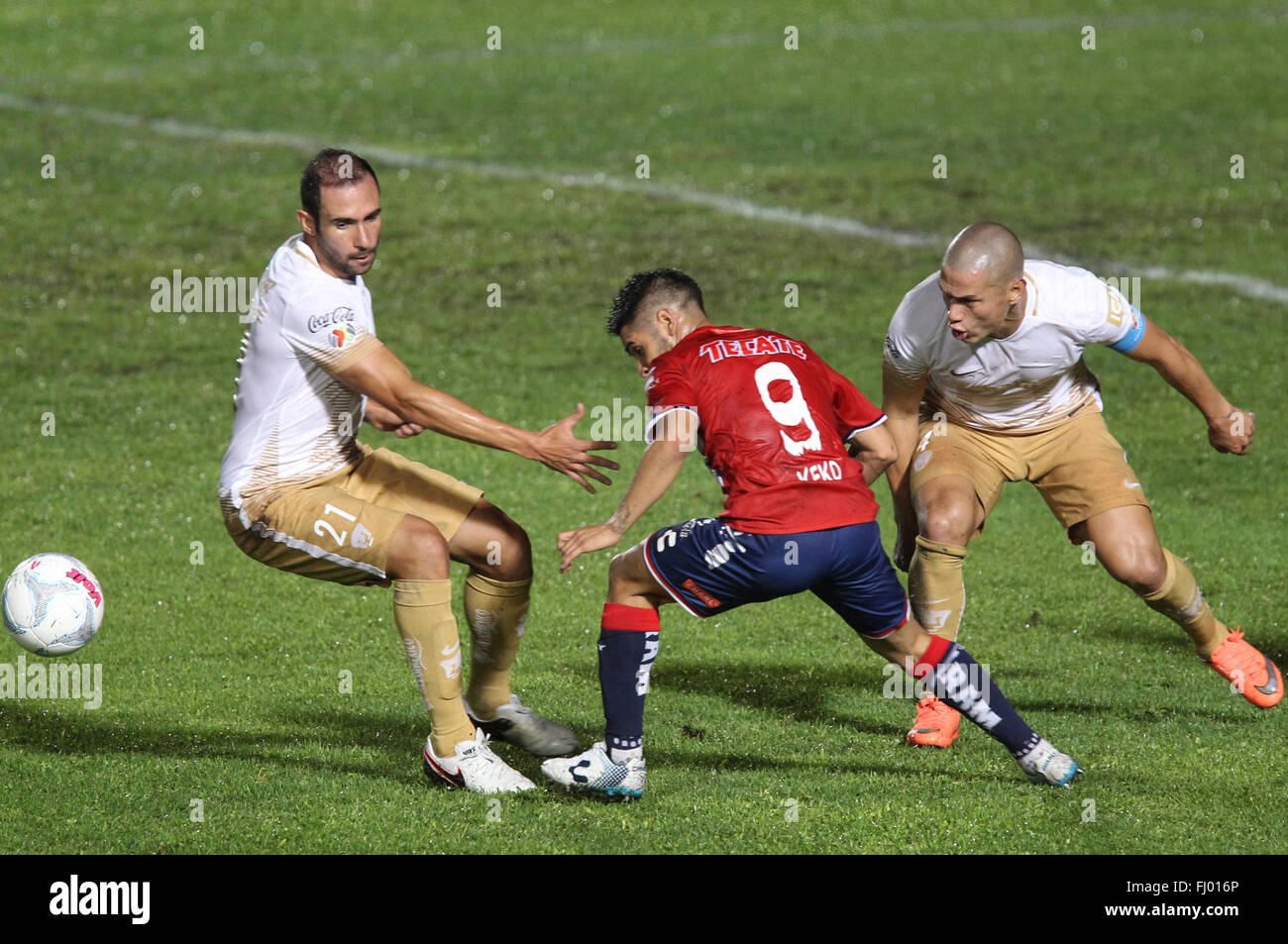 Veracruz, Mexico. 26th Feb, 2016. Veracruz's Daniel Villalva (C) vies ...