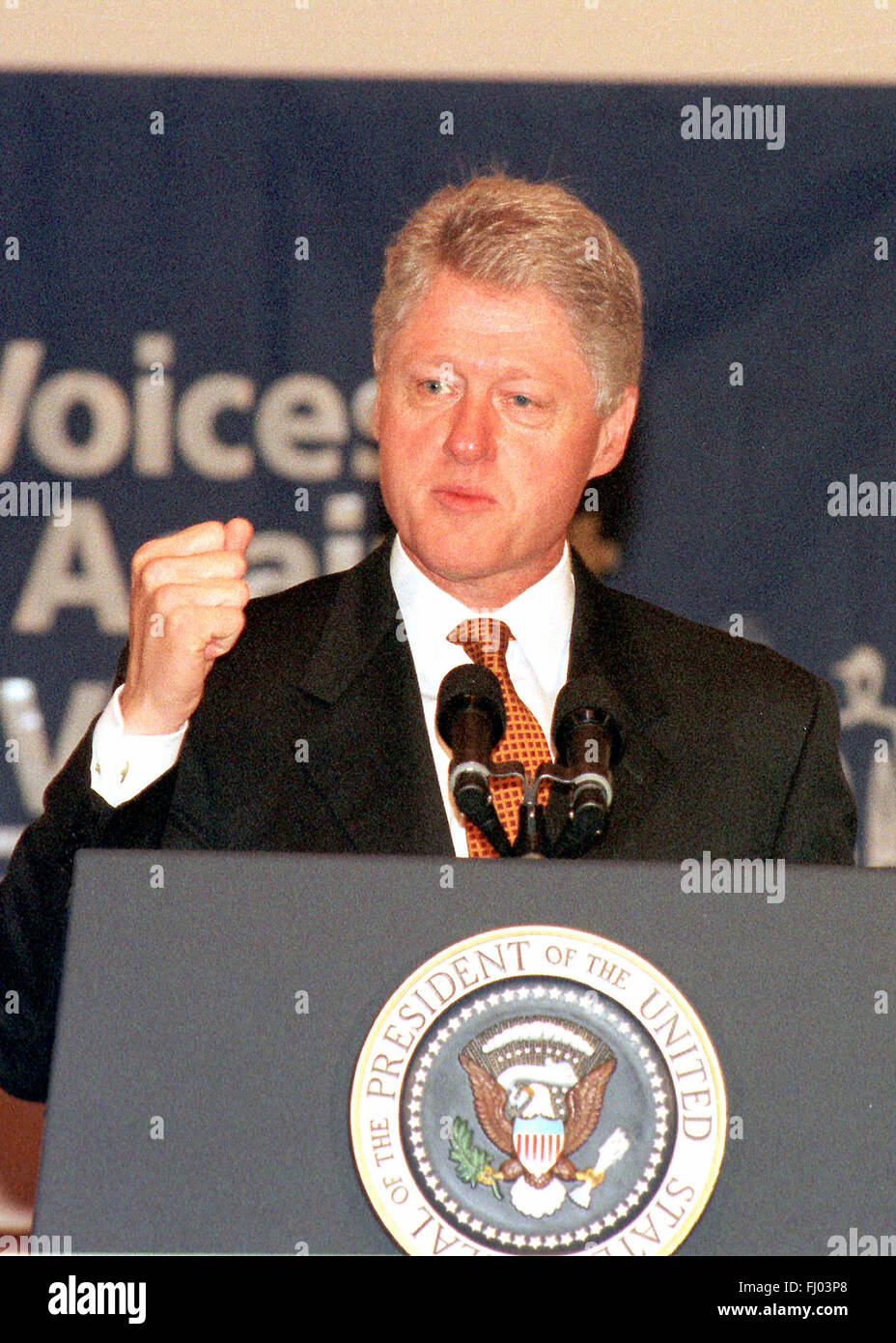United States President Bill Clinton emphasizes a point during his ...