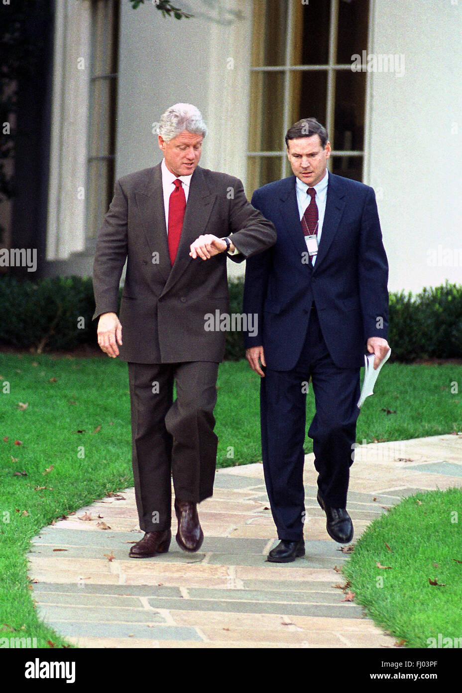 Yasser arafat with clinton hi-res stock photography and images - Alamy