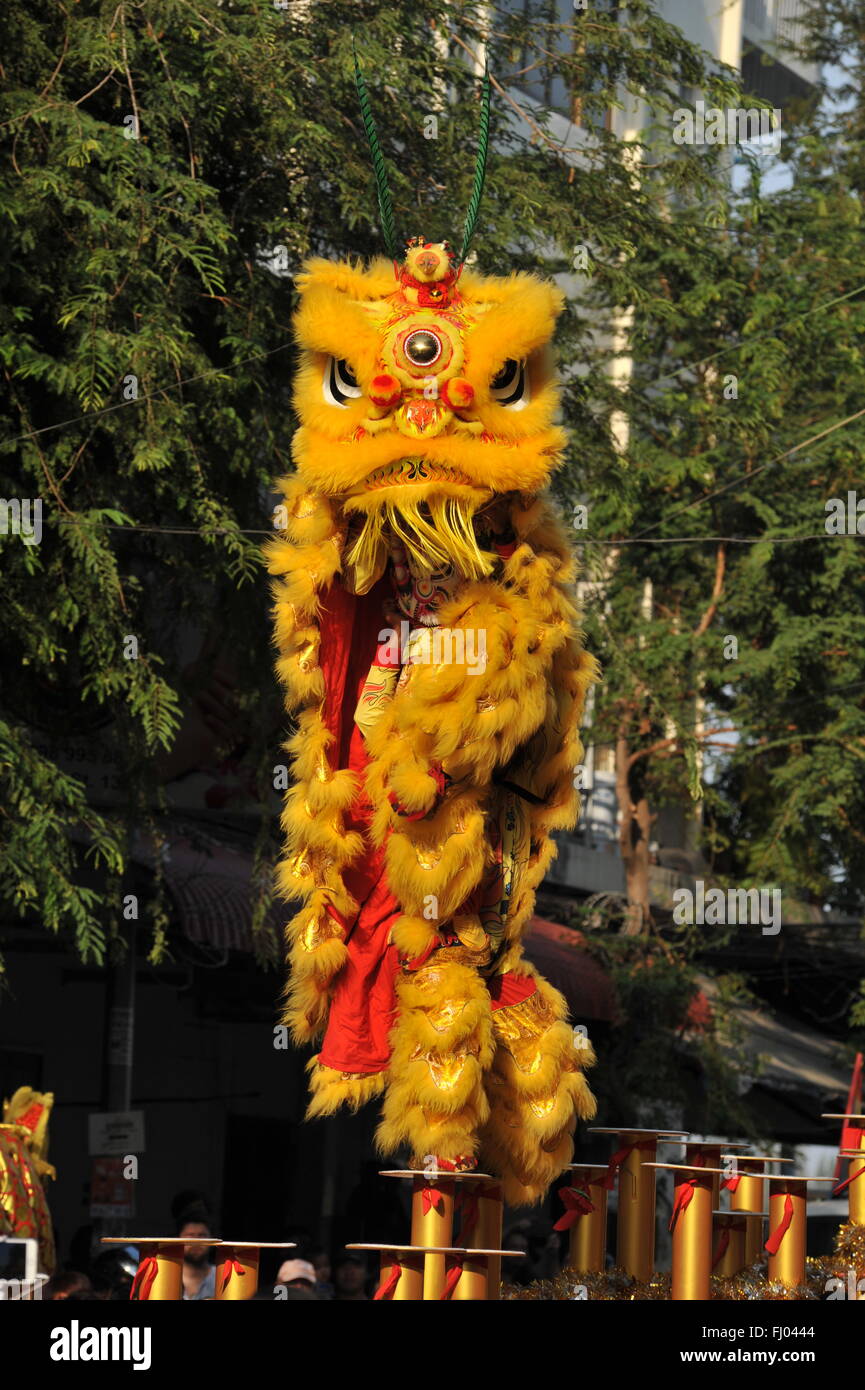 Phnom Penh celebrates "Year of the Monkey" w/ traditional Lion dancing ...