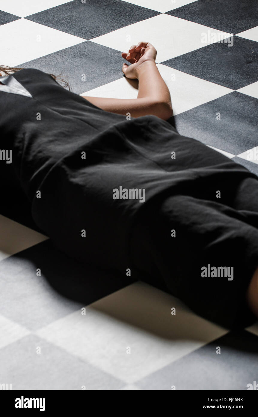 Dead female body hi-res stock photography and images - Alamy