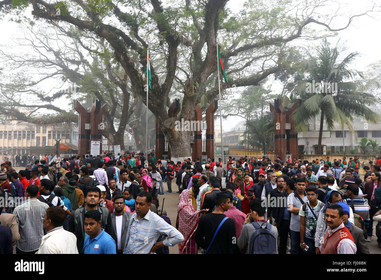India bangladesh border crossing hi-res stock photography and images ...