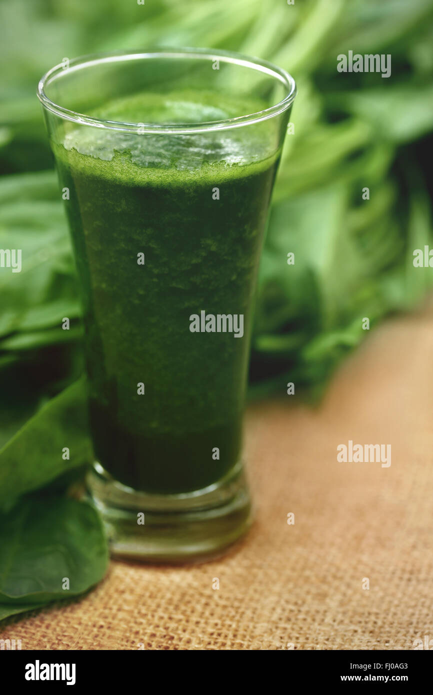 Closeup spinach plant hi-res stock photography and images - Alamy