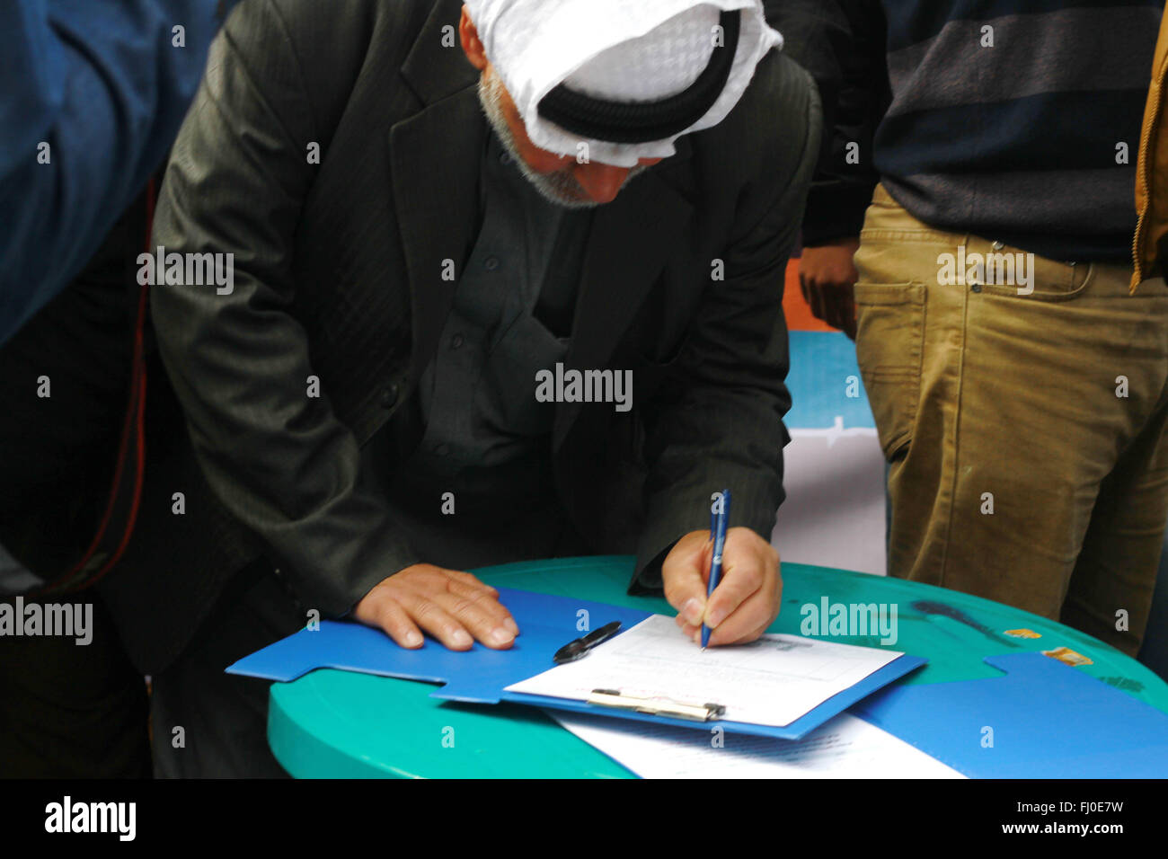Gaza City, The Gaza Strip, Palestine. 27th Feb, 2016. Palestinian sign ...