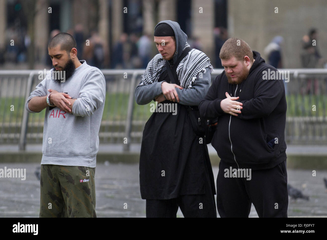 Muslim people wearing traditional Islamic clothing Stock Photo - Alamy