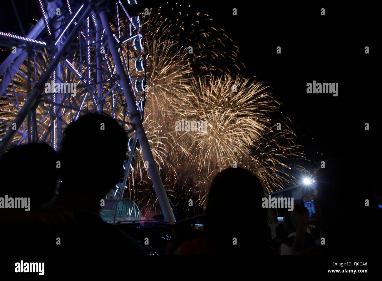 Pasay City, Philippines. 27th Feb, 2016. Filipino fireworks fans watch ...
