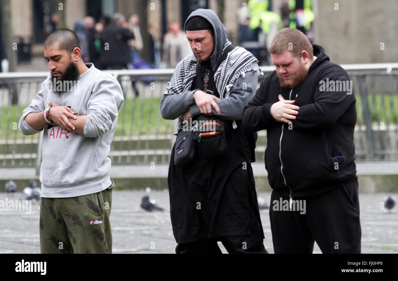 Muslim people wearing traditional Islamic clothing Stock Photo - Alamy