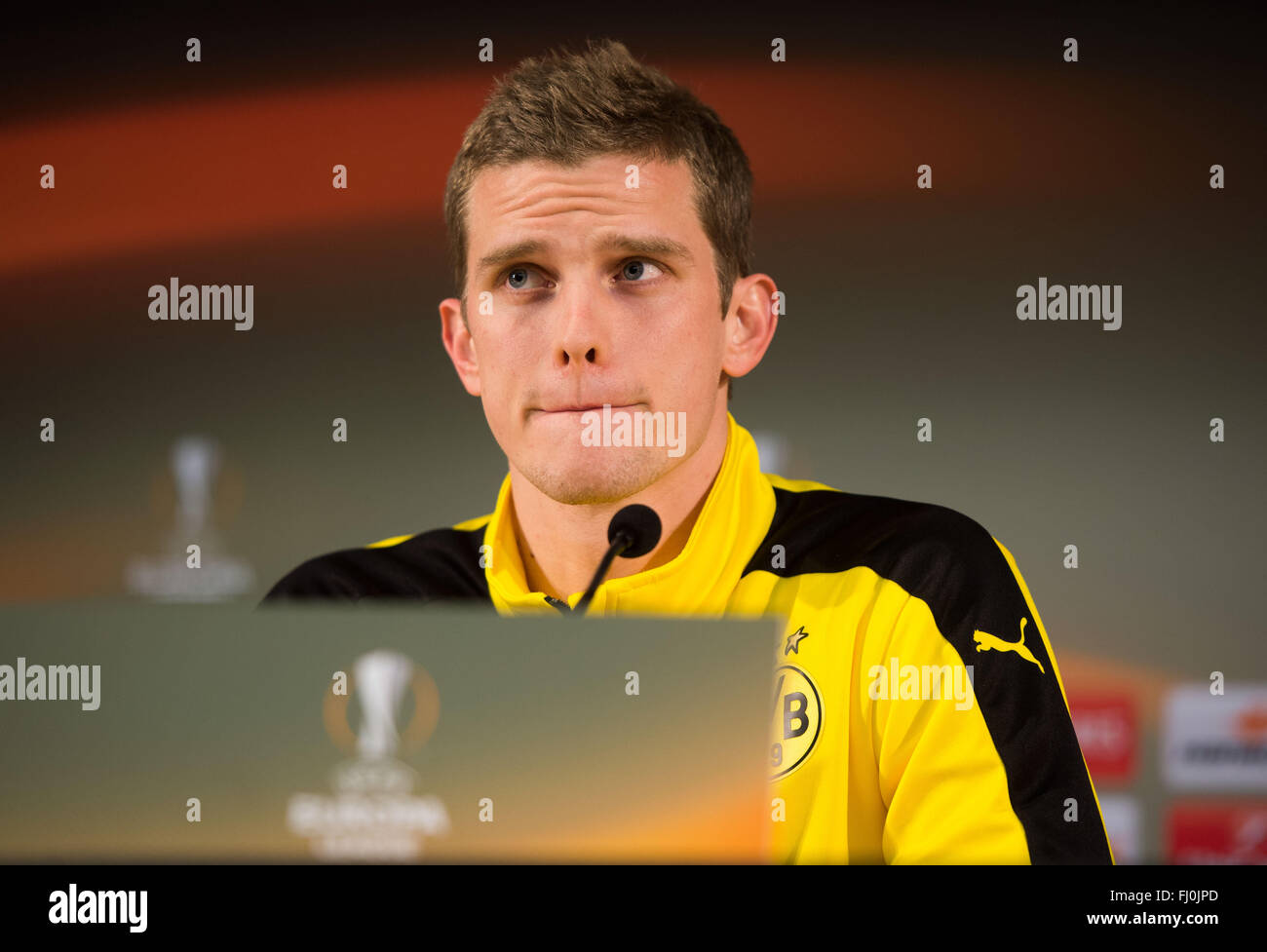 Borussia Dortmund's Sven Bender speaking during a press conference in ...