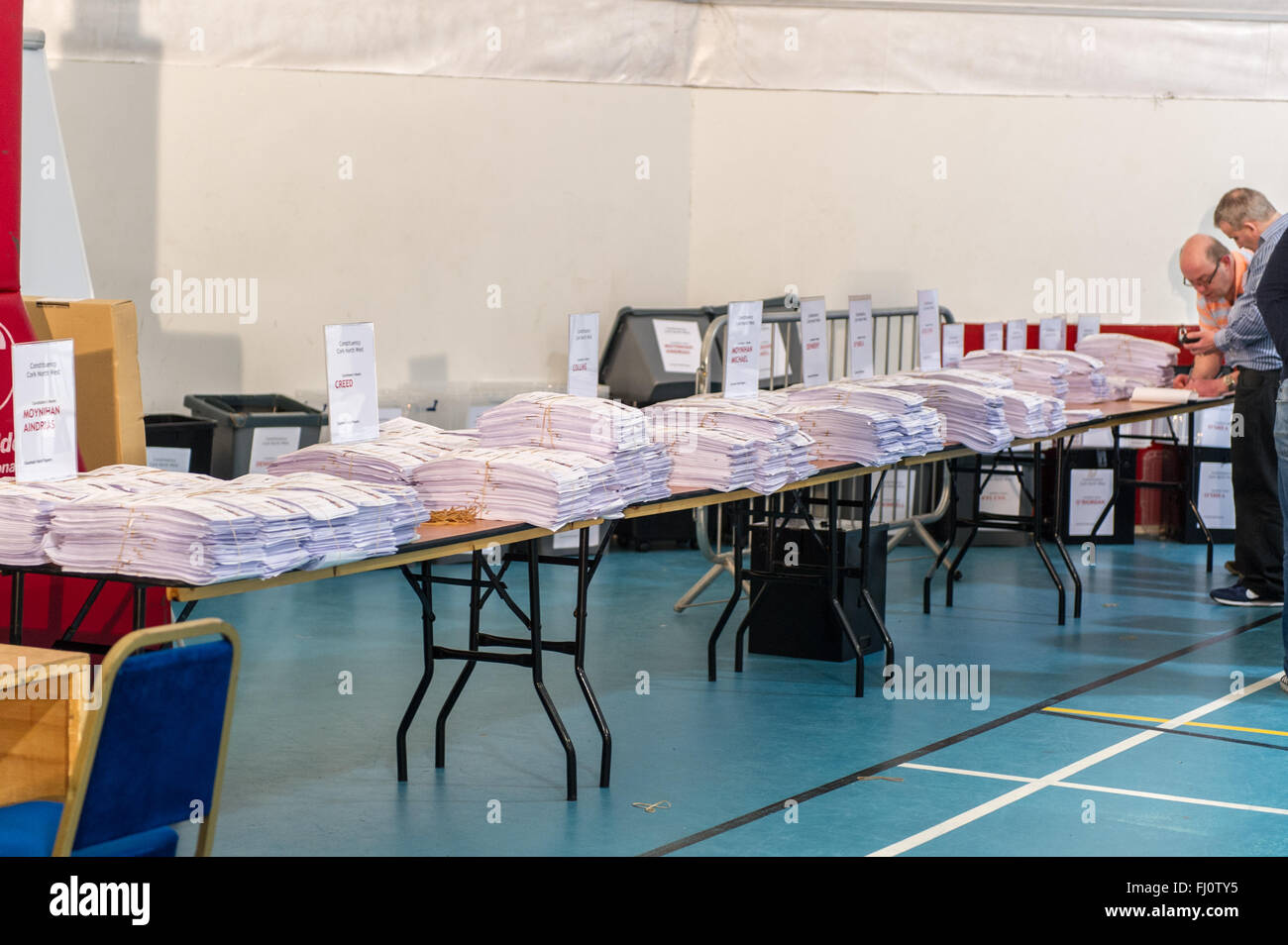 Voting papers hi-res stock photography and images - Alamy