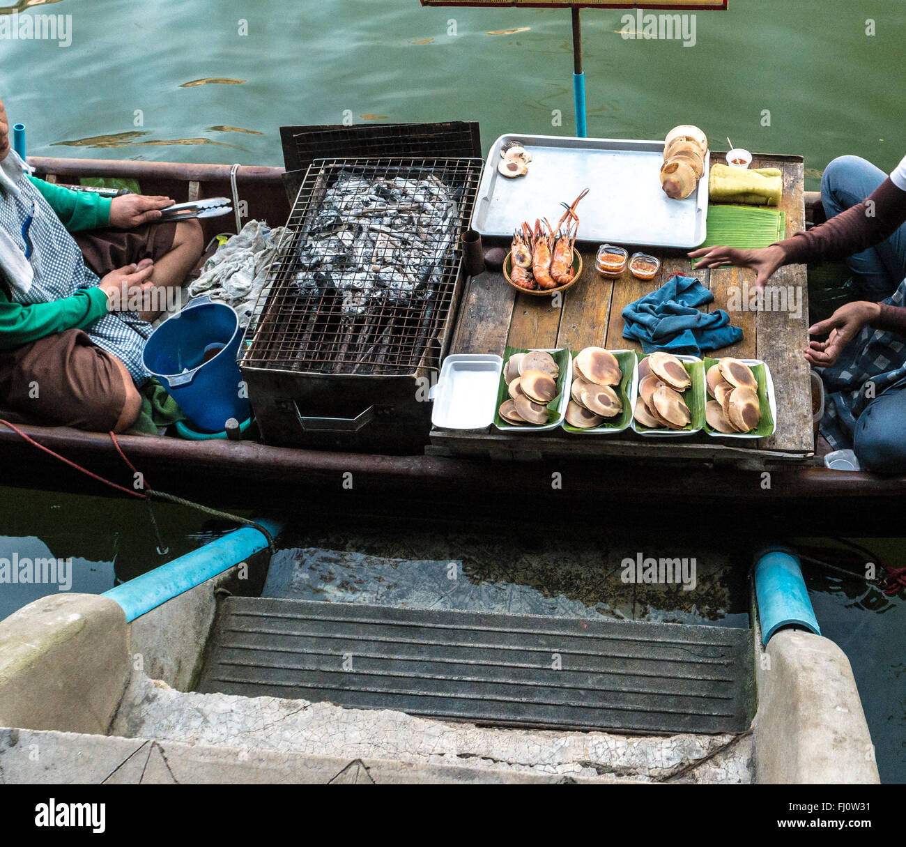 Trader's boats in a floating market in Thailand Stock Photo - Alamy
