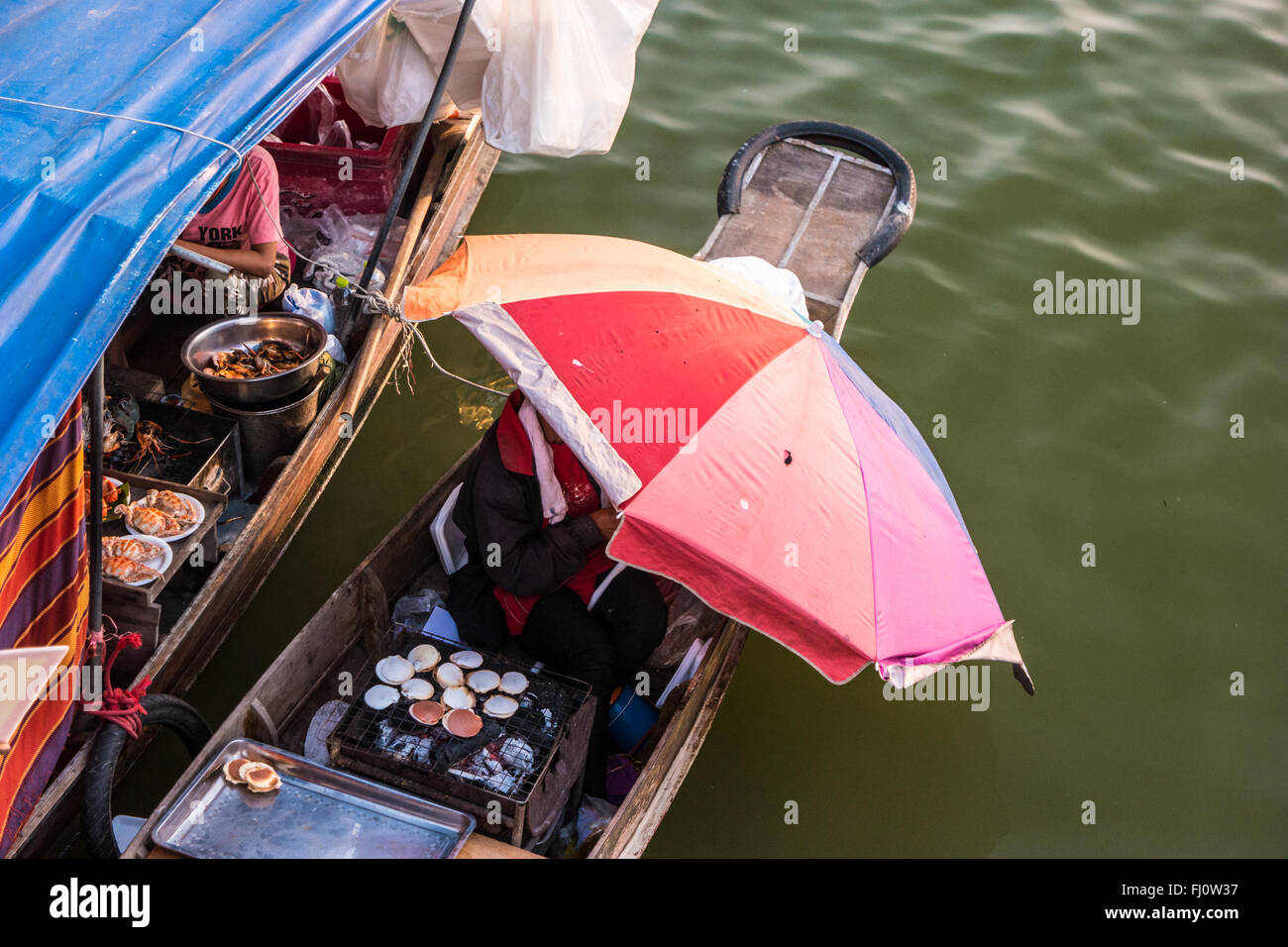 Trader's boats in a floating market in Thailand Stock Photo - Alamy