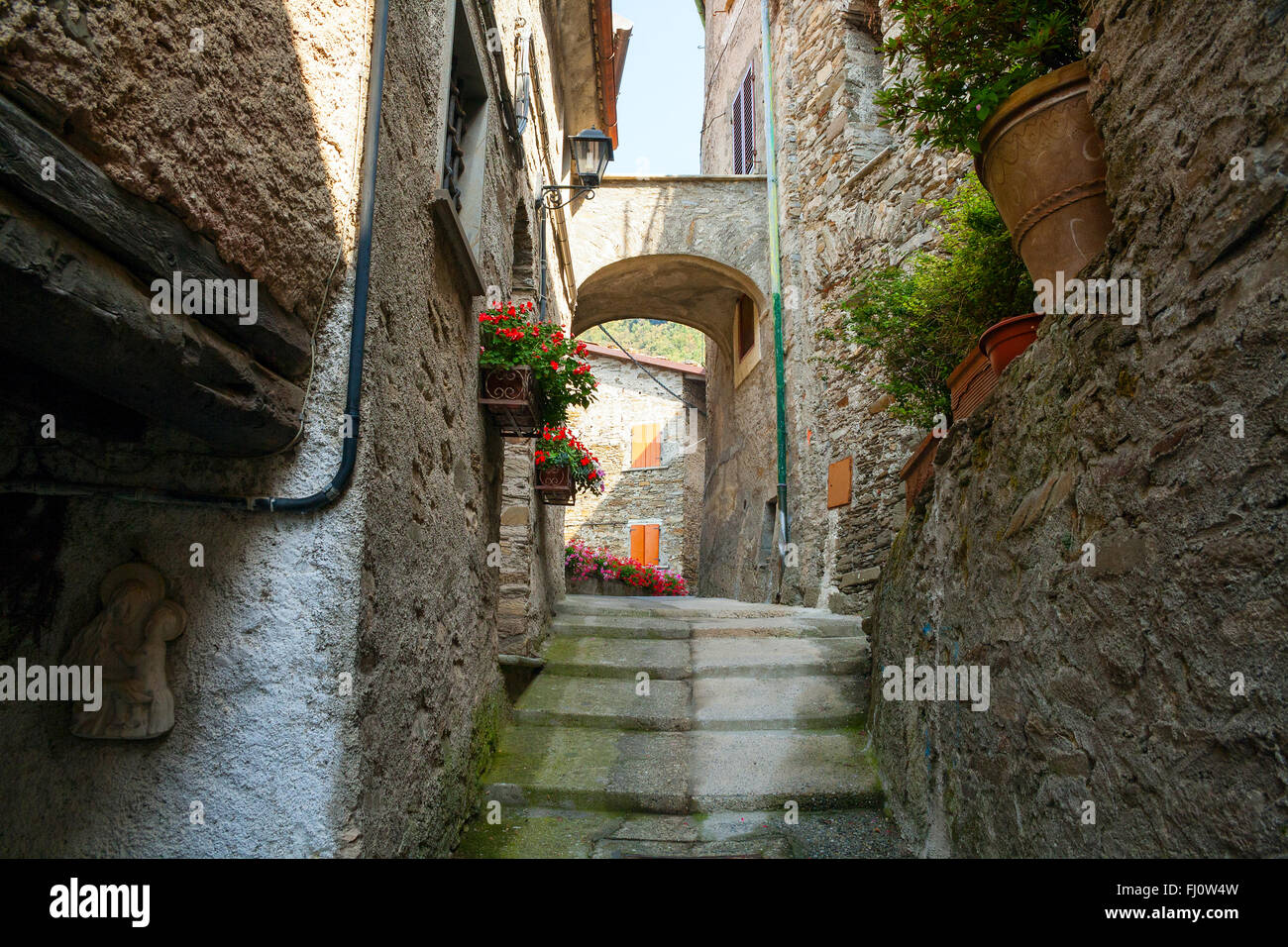 Ancient italian alley hi-res stock photography and images - Alamy
