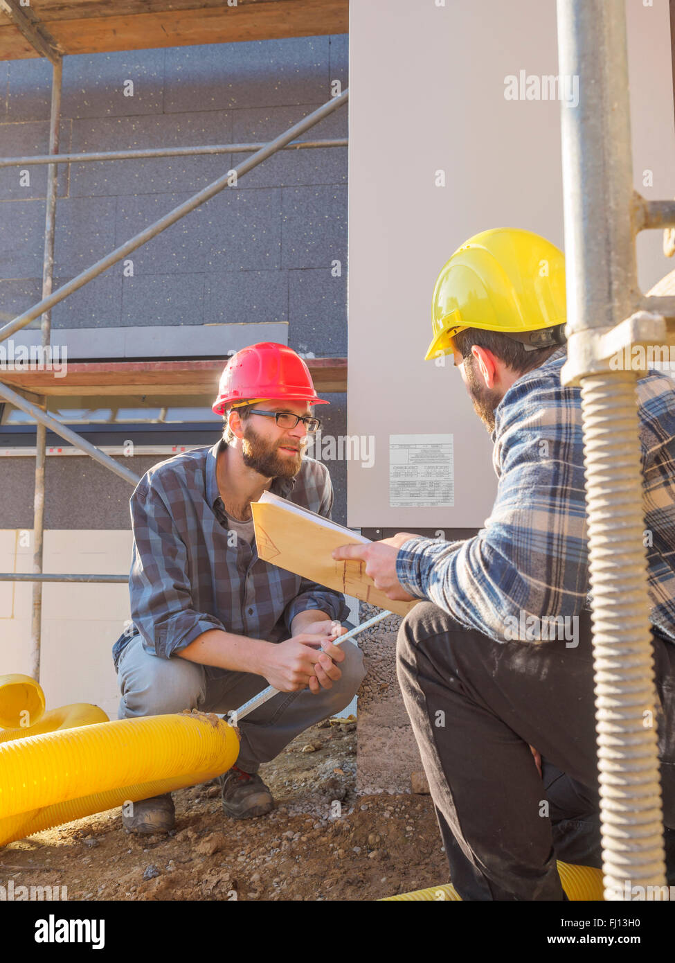 Two craftsmen talking hi-res stock photography and images - Alamy