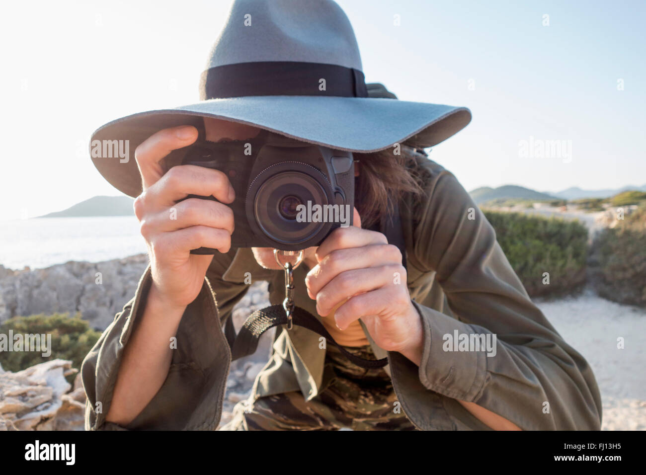 The photographer with a hat hi-res stock photography and images - Alamy