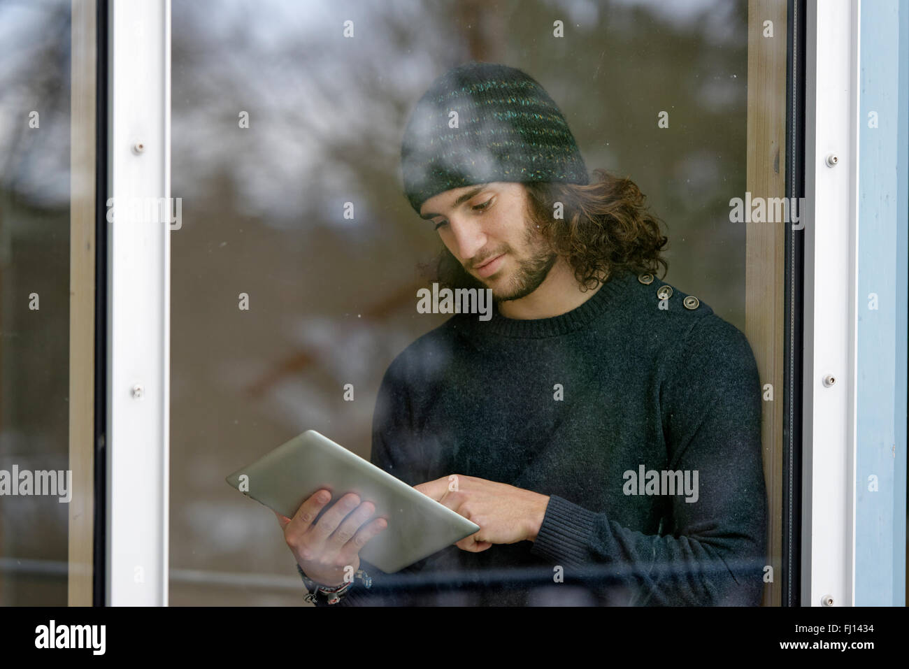 Man woolly hat behind hi-res stock photography and images - Alamy