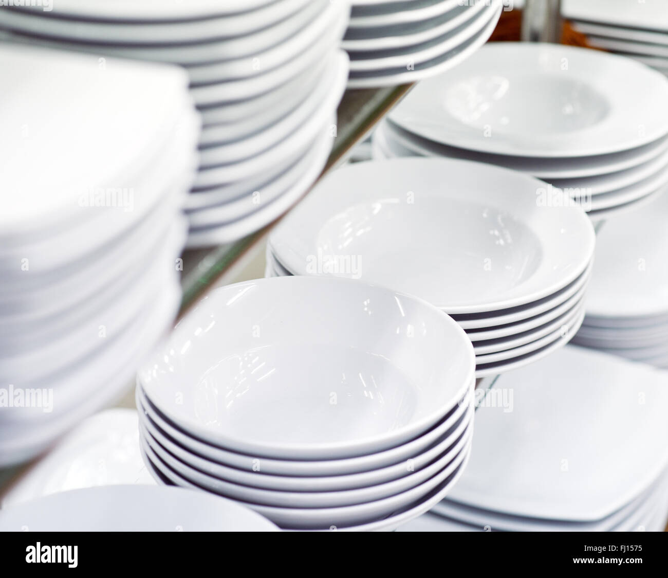Stack clean plates on hi-res stock photography and images - Alamy