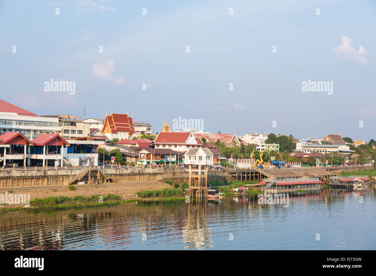 The moon river crosses Ubon Ratchatani city in north eastern Thailand ...