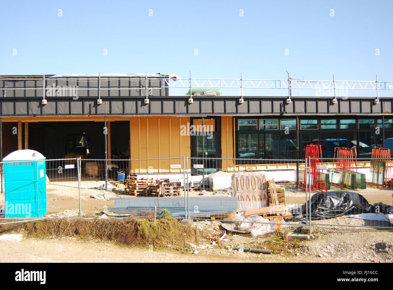 Scaffolding outside of building hi-res stock photography and images - Alamy