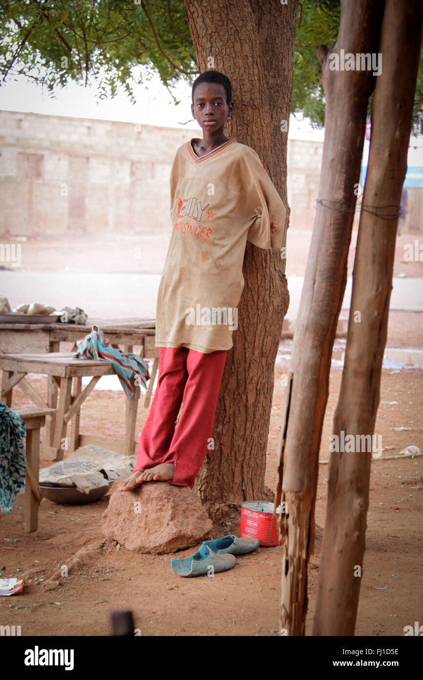 Child begger help hi-res stock photography and images - Alamy