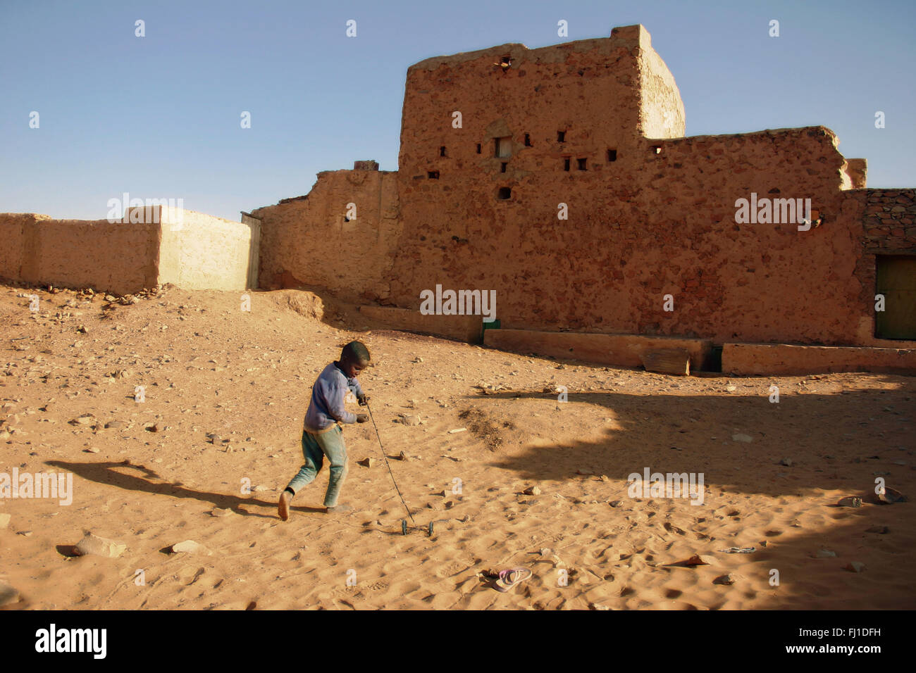 Chinguetti : kid playing in the holy and desert city Stock Photo - Alamy