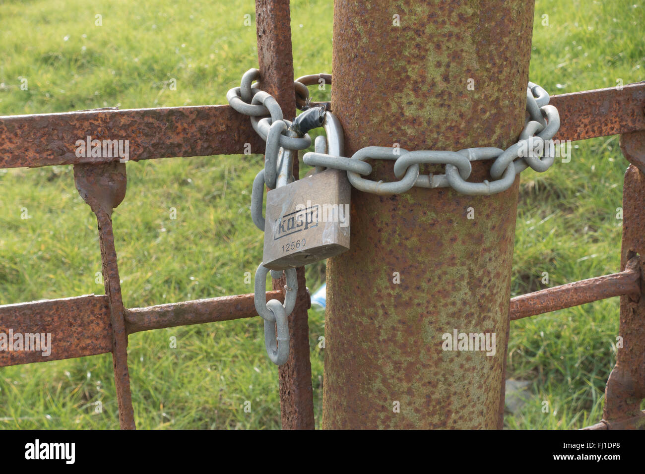 Padlocked gate hi-res stock photography and images - Alamy