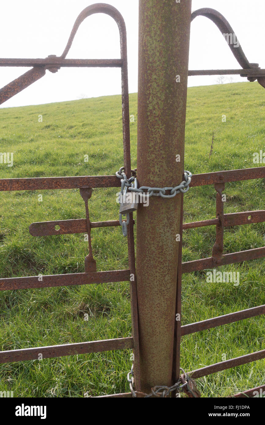 Padlocked gate hi-res stock photography and images - Alamy