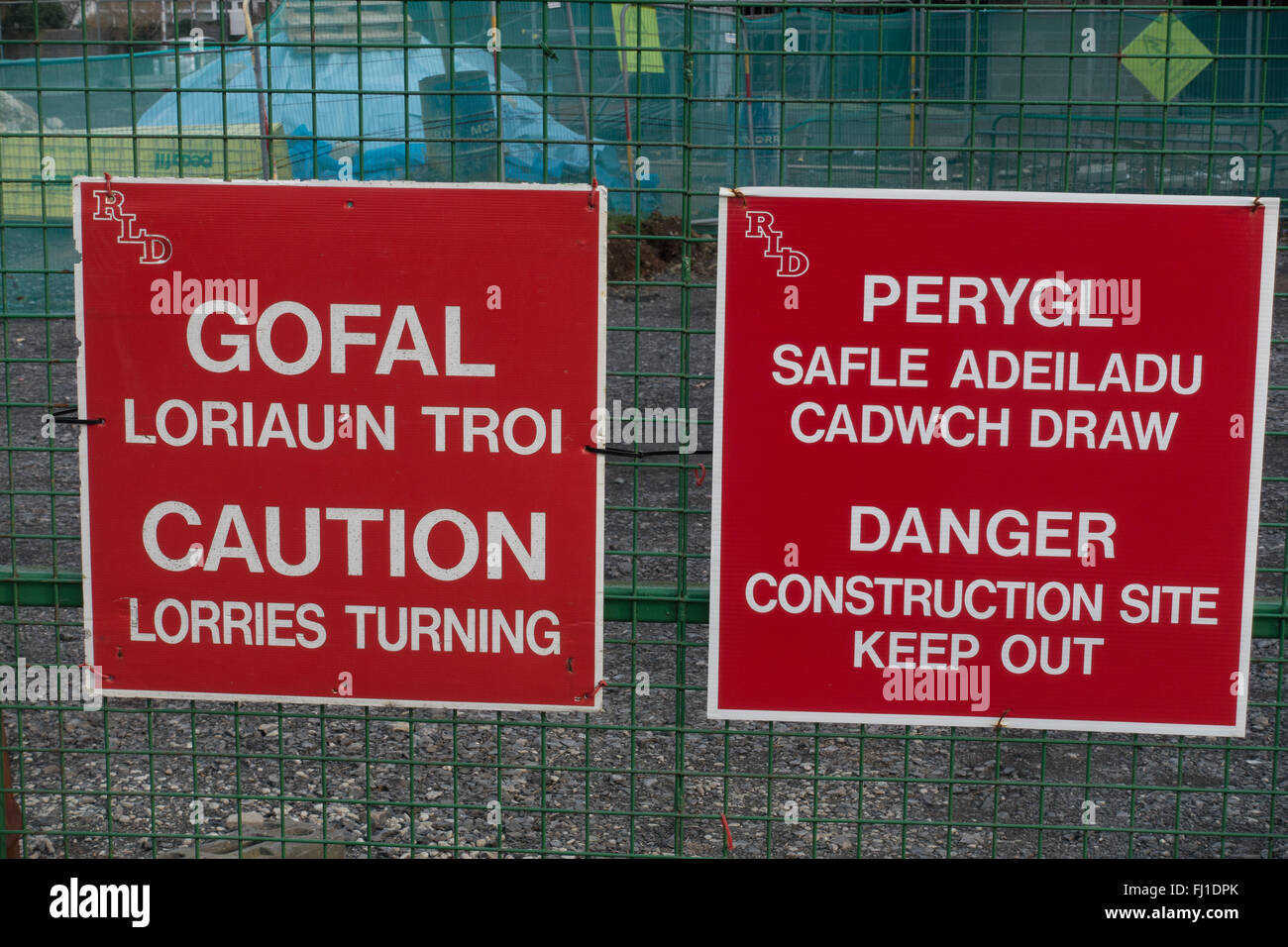 Signs in english welsh hi-res stock photography and images - Alamy