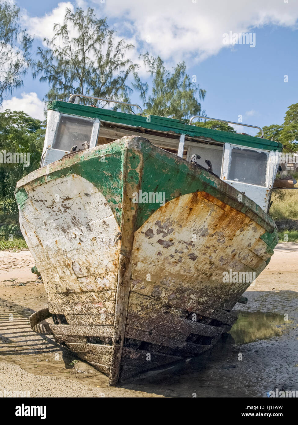 Inhambane Mozambique Dhow fishing boat grounded Stock Photo - Alamy