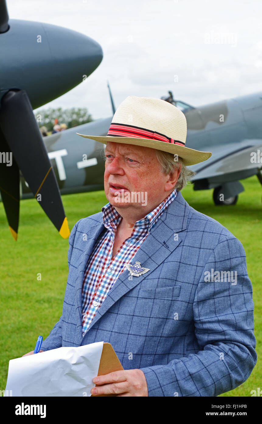 Bbc radio presenter 1940s hi-res stock photography and images - Alamy