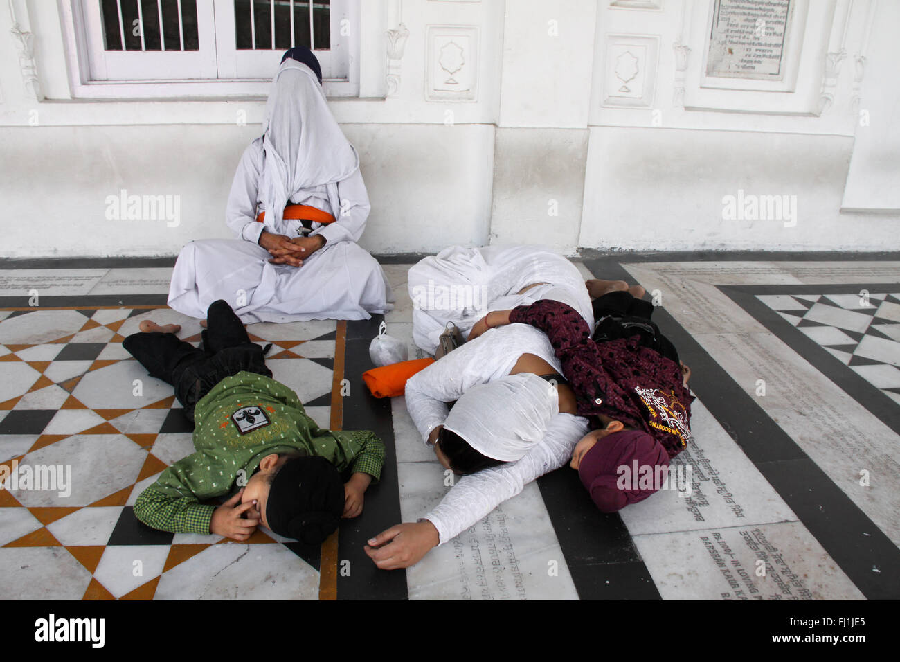 India golden temple sleep hi-res stock photography and images - Alamy