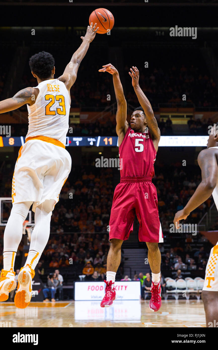 February 27, 2016: Anthlon Bell #5 of the Arkansas Razorbacks shoots ...