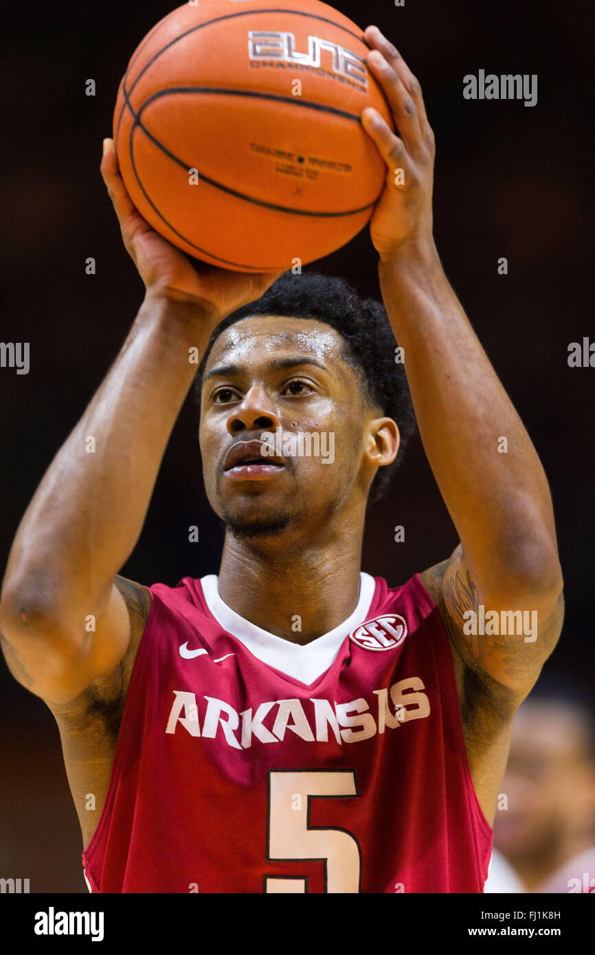 February 27, 2016: Anthlon Bell #5 of the Arkansas Razorbacks shoots a ...