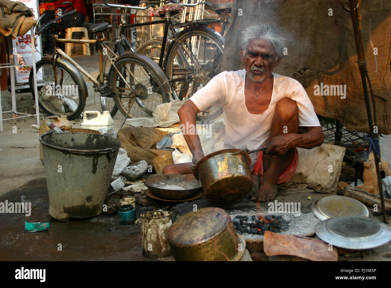 Chaï wallah / tea vendor washing pan in a street of Jaipur, India Stock ...