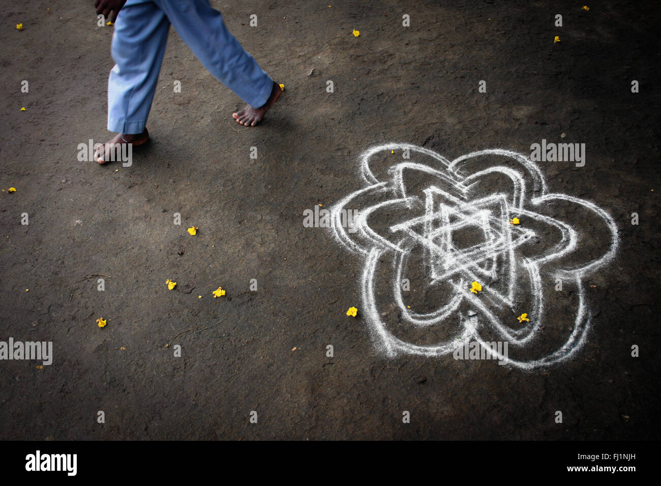 Flower rangoli hi-res stock photography and images - Alamy