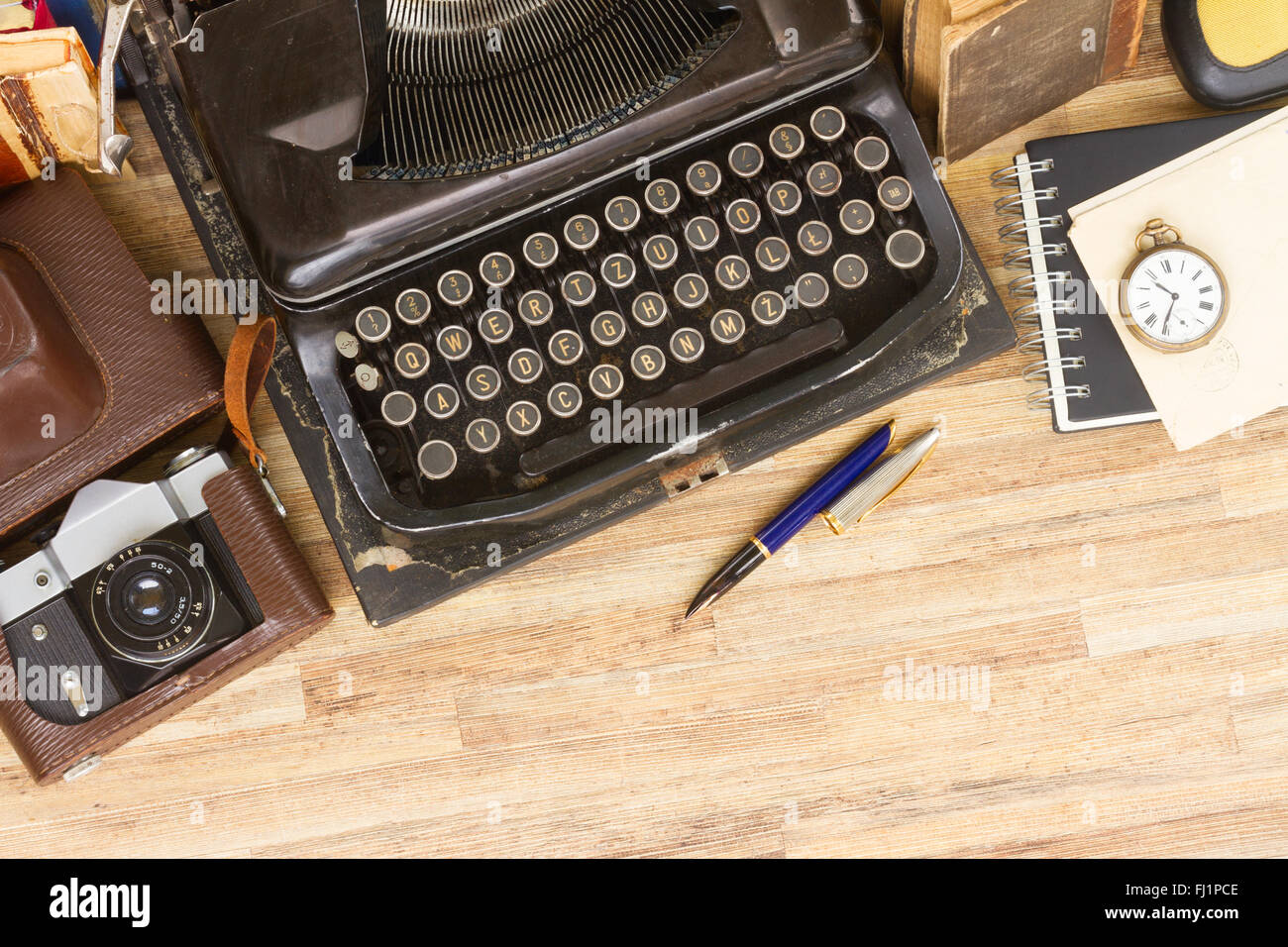 typewriter on table Stock Photo - Alamy