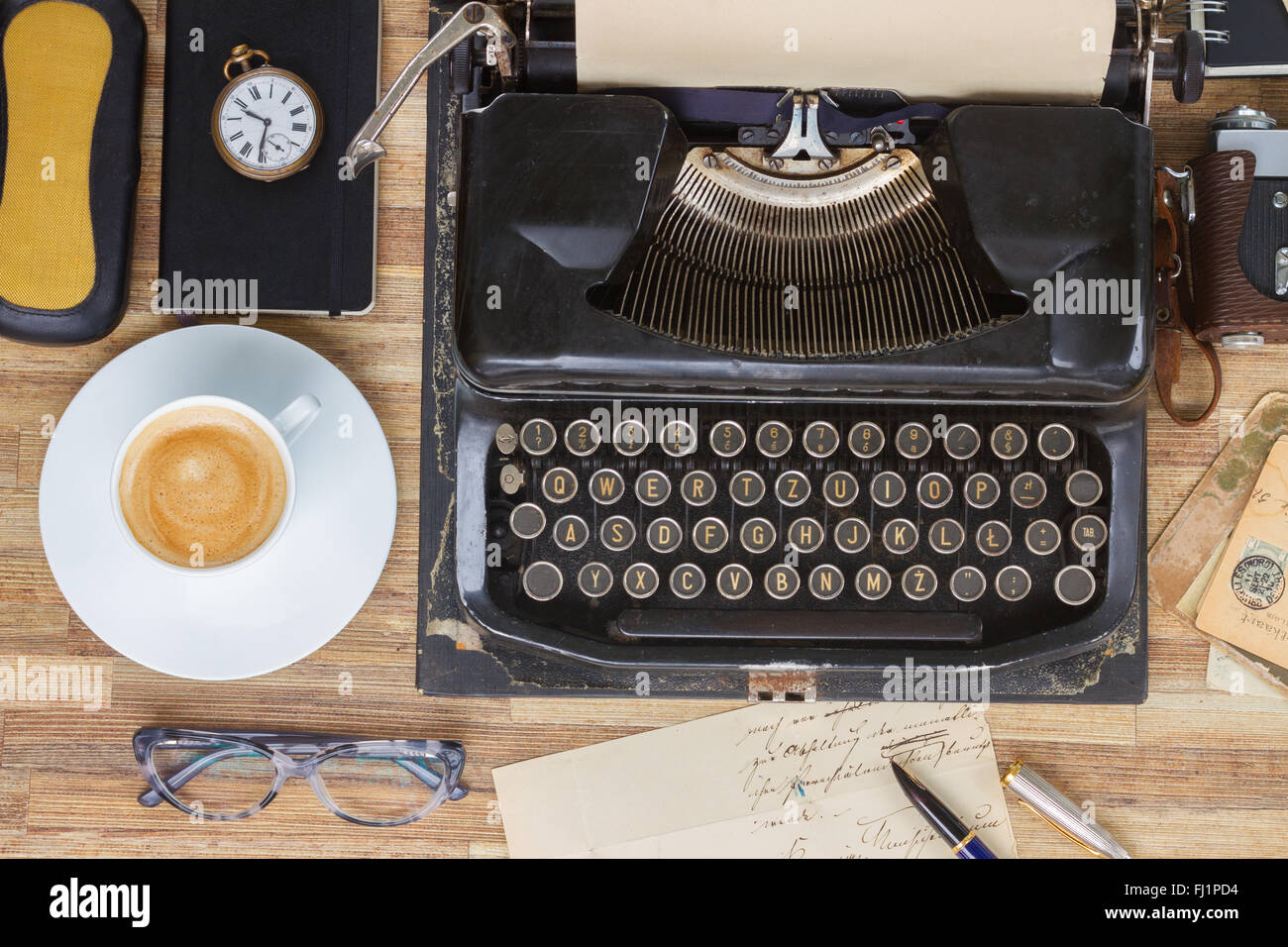 typewriter on table Stock Photo - Alamy