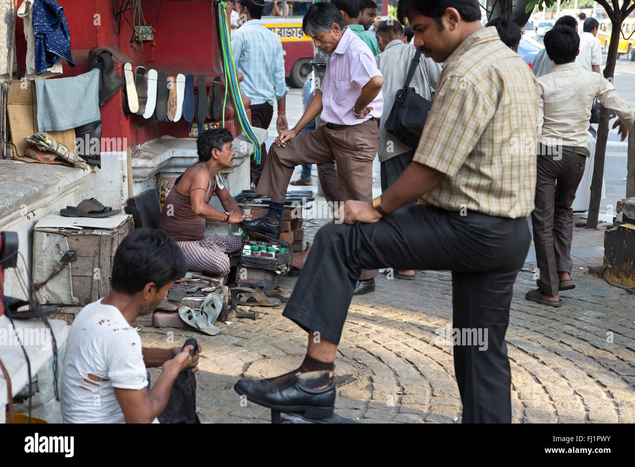 Shoe polishers at work in a street of Kolkata , India Stock Photo - Alamy